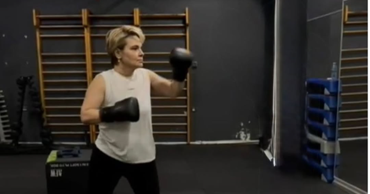 Me doreza boksi në duar, Monika Kryemadhi i dërgon “mesazh” avokatit nga palestra: Të përshëndes ...