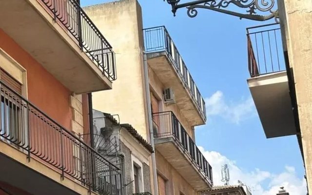 Ngjarje e rëndë në Itali, nëna hedh vajzën 7-muajshe nga ballkoni ... Ngjarje e rëndë në Itali, nëna hedh vajzën 7-muajshe nga ballkoni ...