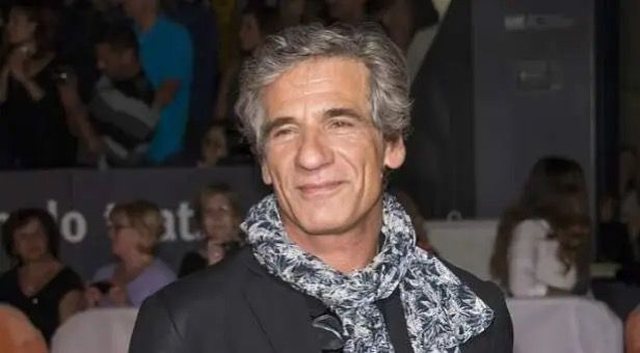 Trishtim në botën e kinemasë, aktori i njohur gjendet i pajetë në plazh ...