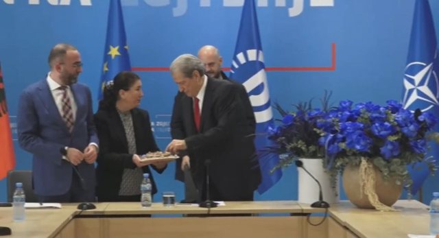 Demokratët e presin me lule blu dhe ëmbëlsira, Berisha feston 81 ...